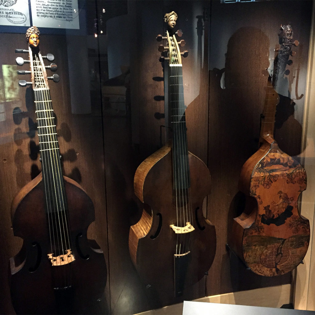 Visite musicale dans le MIM, le Musée des Instruments de Musique, à ...