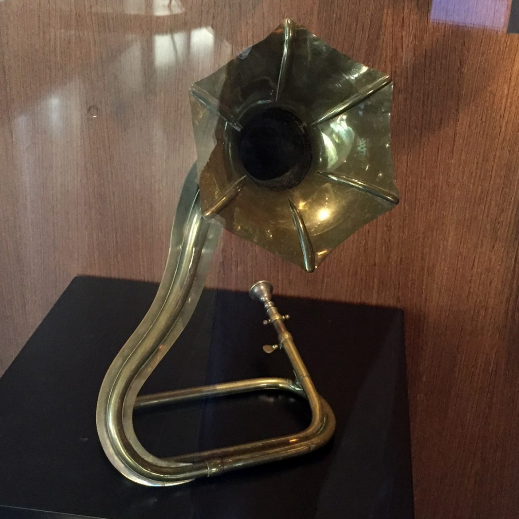 Visite musicale dans le MIM, le Musée des Instruments de Musique, à ...