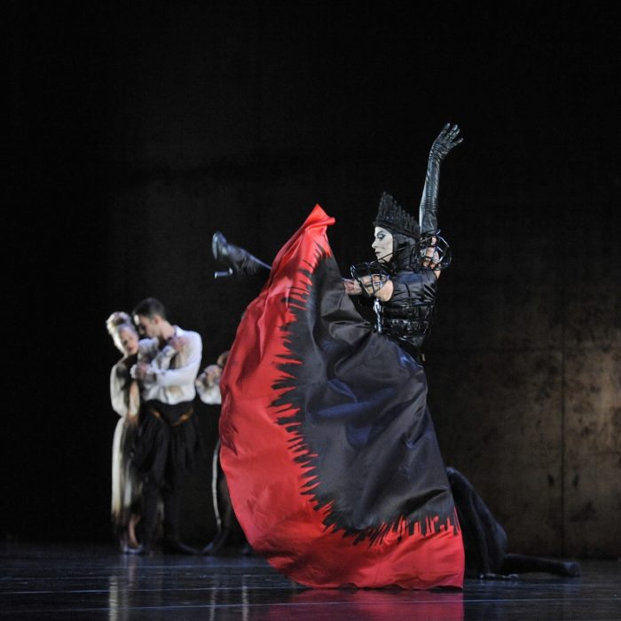 Angelin Preljocaj expose ses costumes de danse au Centre National du ...